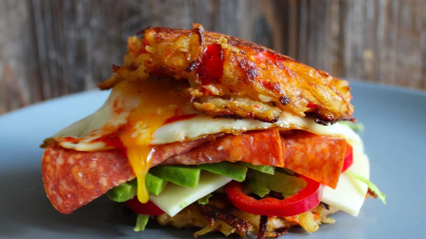Röstiburger med ost, spejlæg og chorizo. Få den perfekte opskrift her