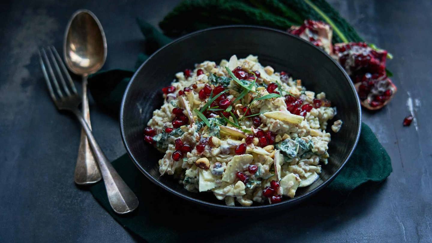 Lækker vegetarisk opskrift med ost. Cremet perlebygsalat med gedeost.