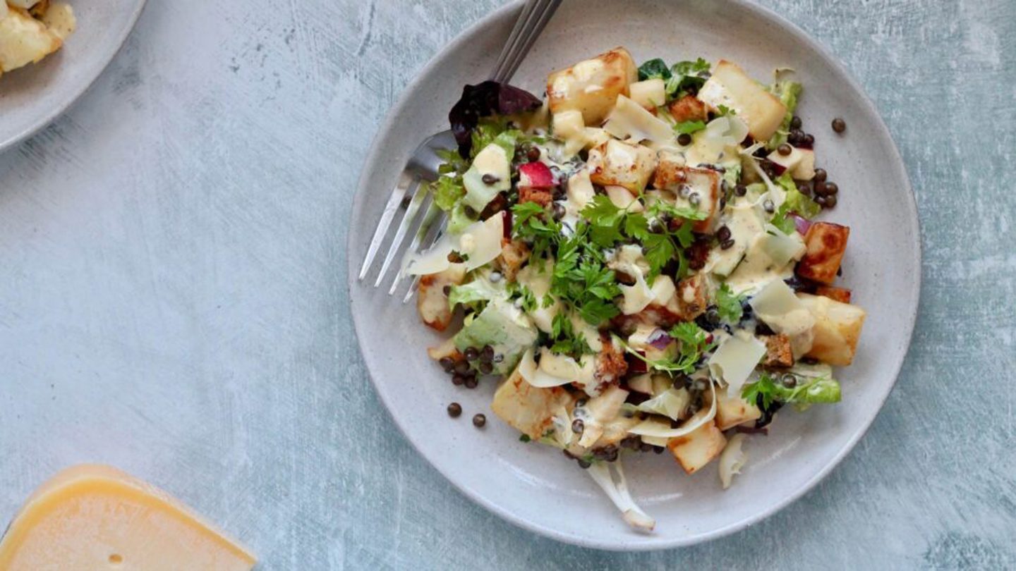 Prøv Anna Bartels lækre opskrift på vegetarisk cæsarsalat med dansk ost