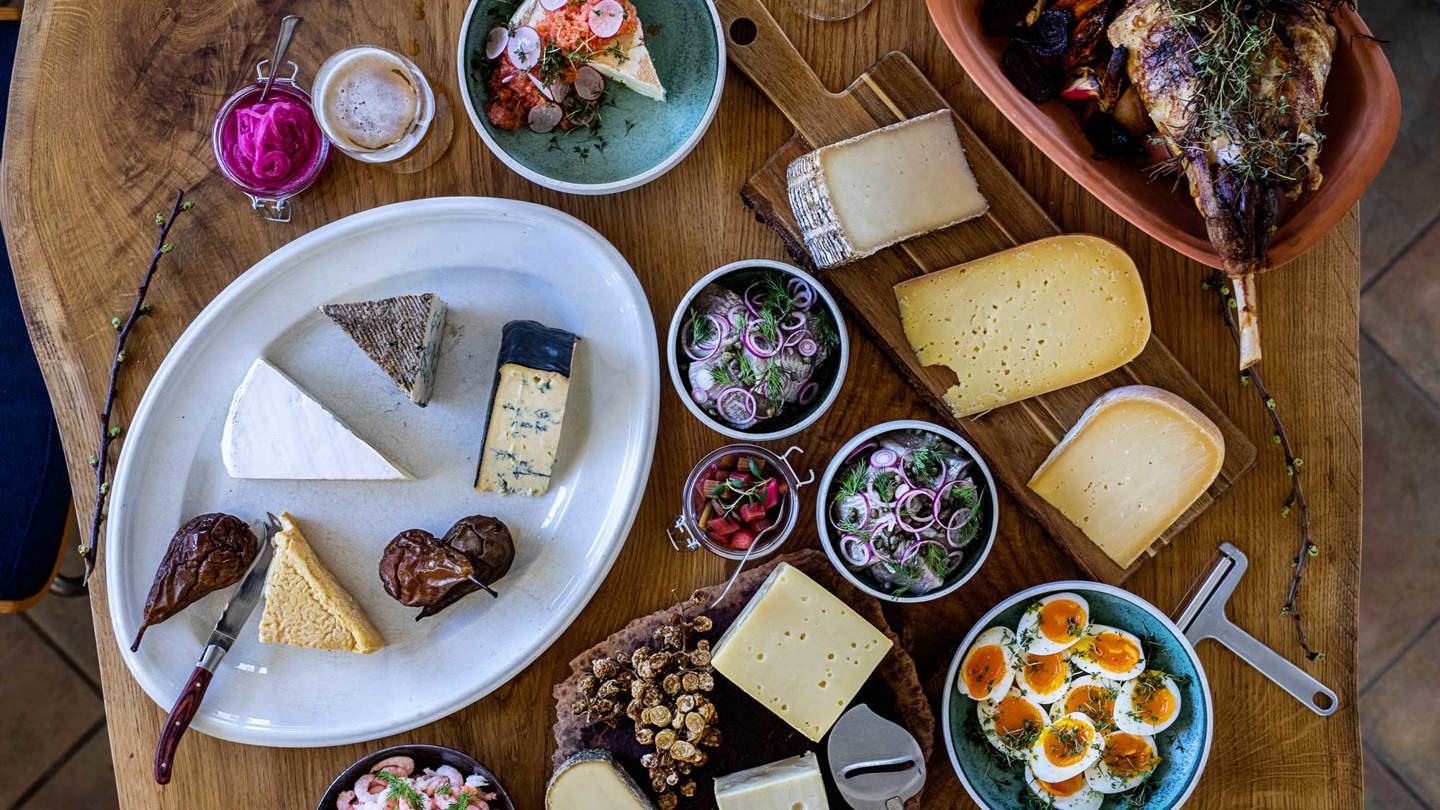 Guide: Ost til påskefrokosten. Få 6 tips til det perfekte ostebord her!